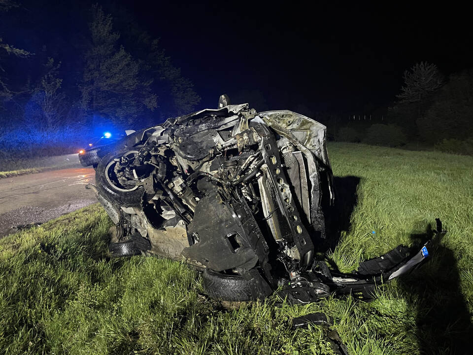 Auto überschlägt sich und brennt aus: Rücksichtsloses Überholen führt zu schwerem Unfall bei ...
