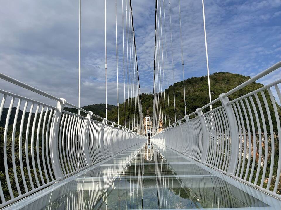 Längste Glasbrücke der Welt lockt Besuchermassen an - Deutschland und ...