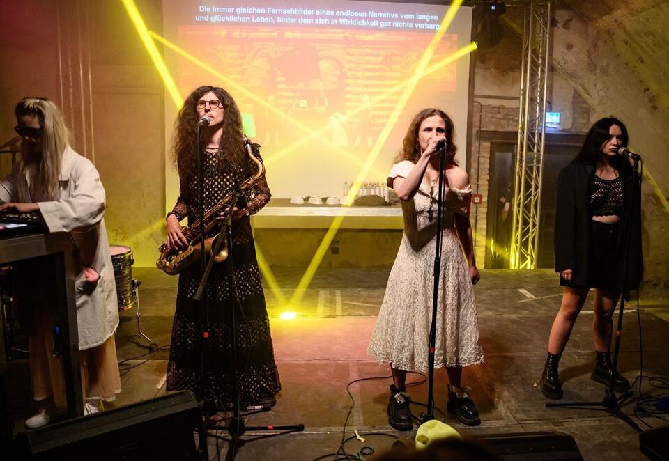 Pussy Riot geben Konzert in Berlin - Show-Biz / Boulevard - Pforzheimer ...