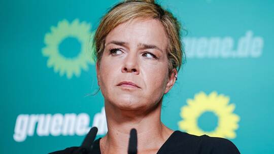 «Queen Green» Mona Neubaur ist die Königsmacherin in NRW - Politik ...