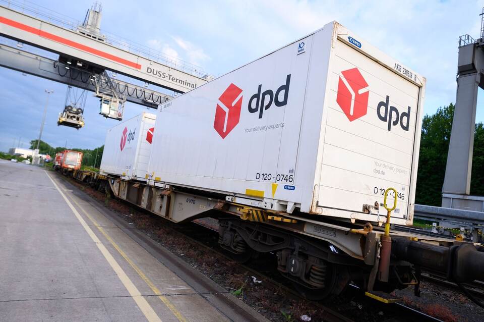 Pakete auf die Schiene: DPD startet Güterzug-Projekt - Wirtschaft ...