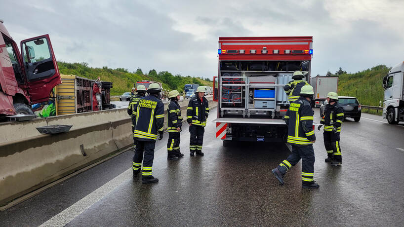 Kirmes-Lkw verunglückt auf A8 bei Pforzheim: Sperrung - Bildergalerie - Pforzheimer-Zeitung