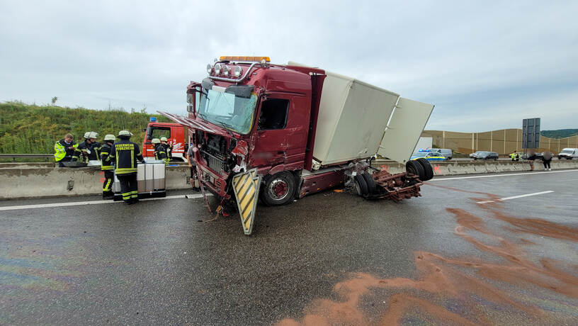 Kirmes-Lkw verunglückt auf A8 bei Pforzheim: Sperrung - Bildergalerie - Pforzheimer-Zeitung
