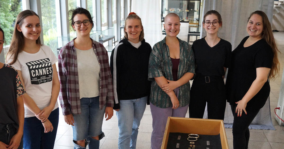 Absolventen gestalten Abschlussausstellung in der Goldschmiedeschule ...