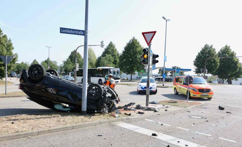Unfall in Pforzheimer Nordstadt: Auto prallt gegen Ampel und ...