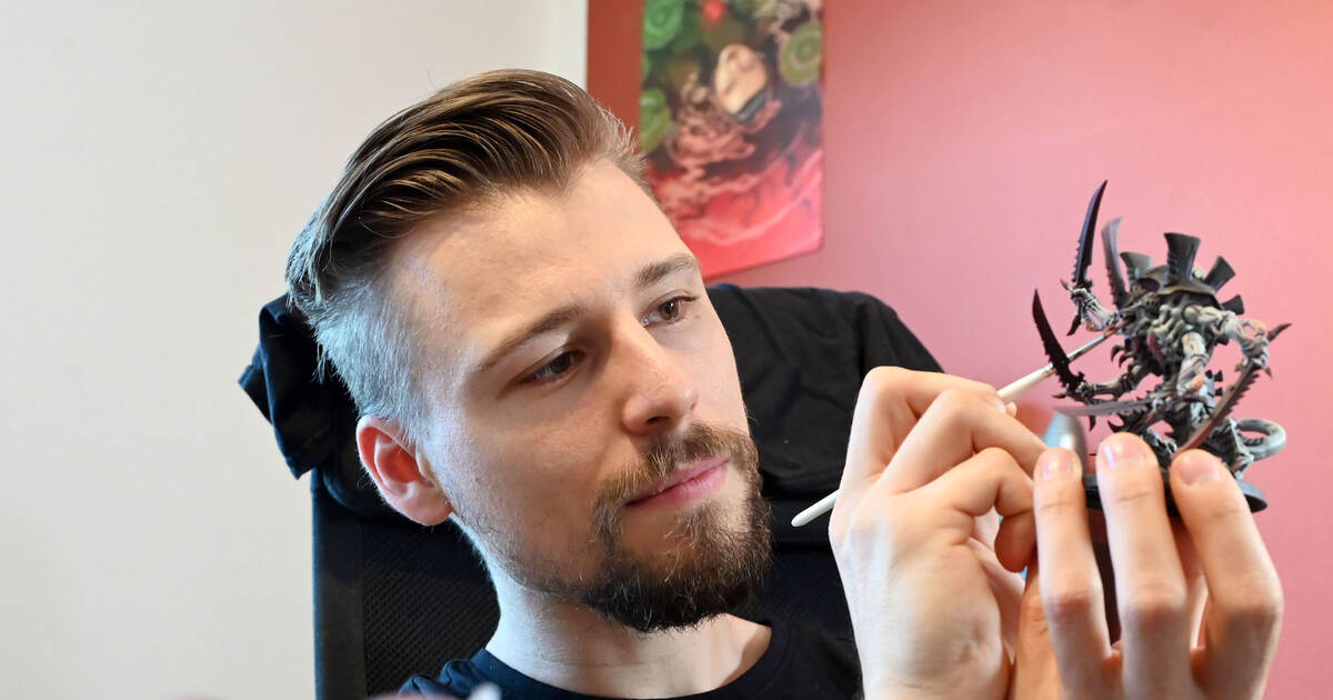 Kleinarbeit vor dem großen Fantasy-Kampf: Neulinger bemalt Mini-Figuren ...