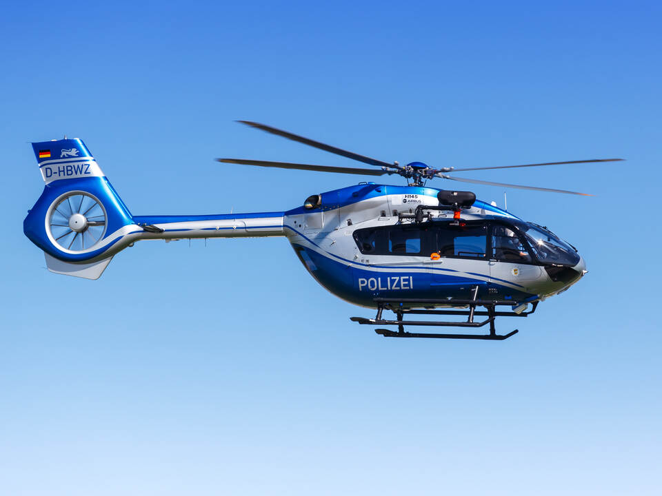 Polizeihubschrauber mit aufwendiger Suche über Feldwegen im östlichen ...