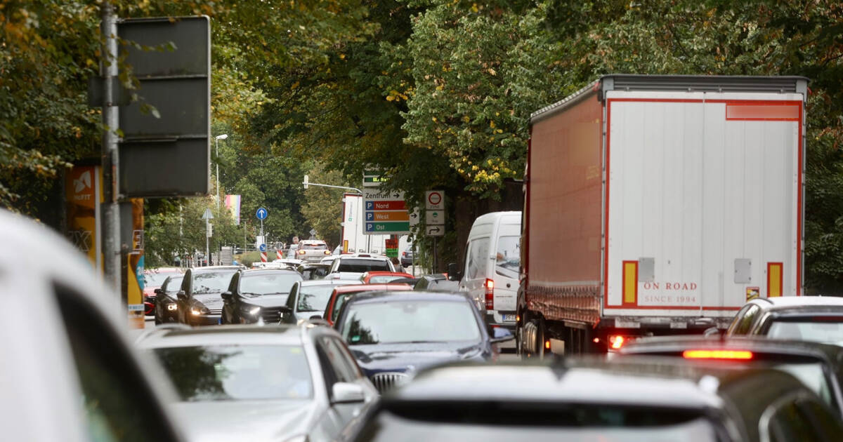 Sperrung der A8 wegen verlorener Ladung eines Lastwagens wieder komplett aufgehoben - Pforzheim ...