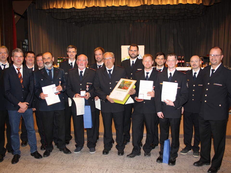 Auszeichnungen im Vordergrund: die Hauptversammlung der Feuerwehr ...