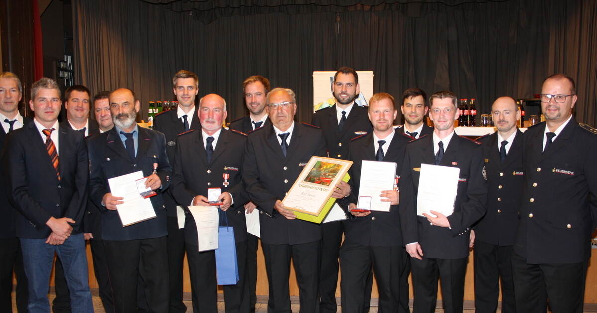 Auszeichnungen im Vordergrund: die Hauptversammlung der Feuerwehr ...