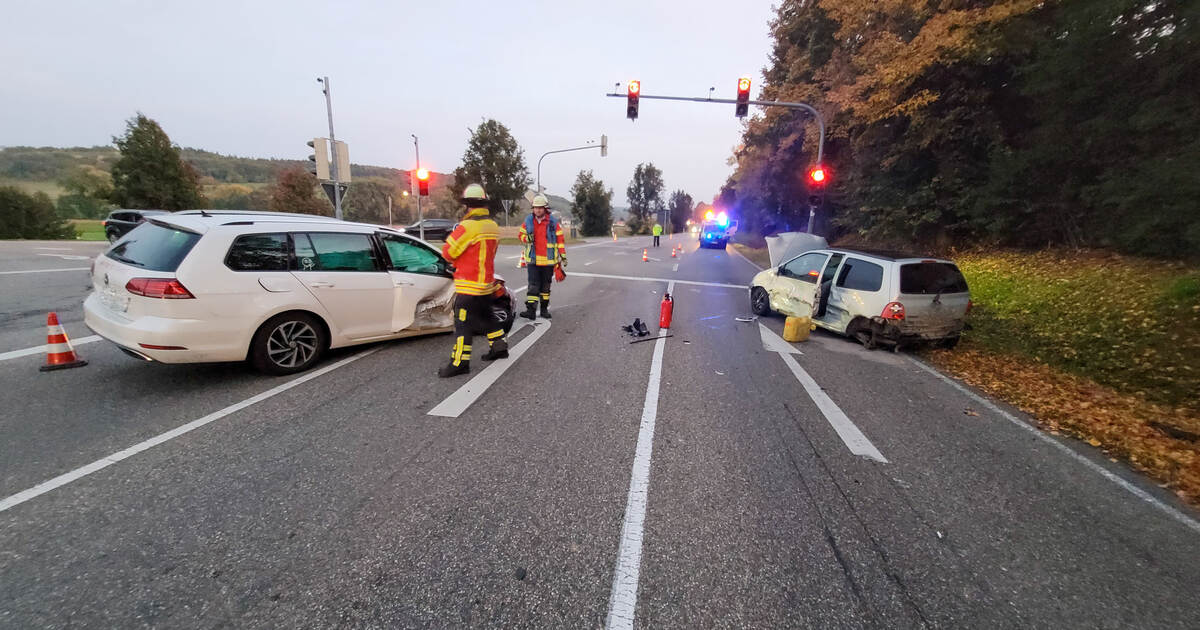 Über Sperrfläche in Gegenverkehr: Zwei Verletzte bei Unfall bei Königsbach - Region ...