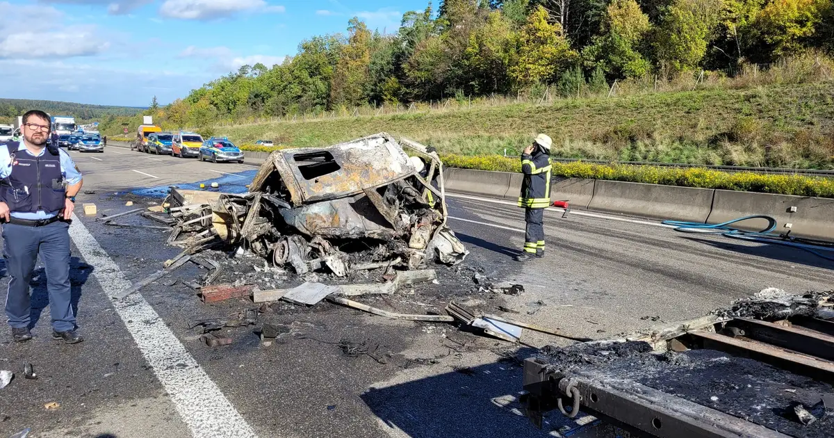 Lkw brennt auf der A8 aus - Bildergalerie - Pforzheimer-Zeitung