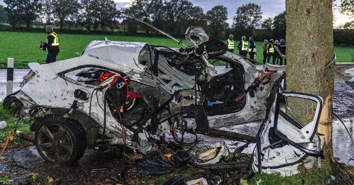 Auto prallt gegen Baum: Vater mit zwei kleinen Kindern tot - Deutschland und Weltweit ...