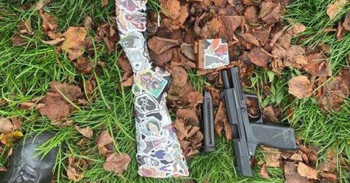 Polizei stoppt Kostümierte mit gezogener Maschinenpistole - Deutschland ...