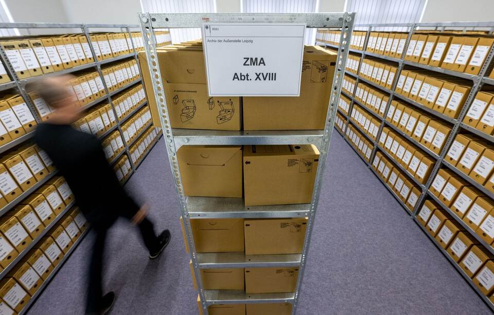 Weiterhin Tausende Anträge auf Einsicht in Stasi-Akten - Politik ...