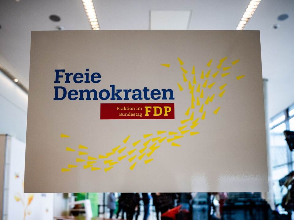 FDP rutscht auf Fünf-Prozent-Hürde ab - Politik - Pforzheimer-Zeitung