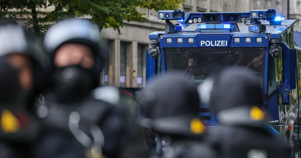 Wasserwerfer zwischen AfD-Kundgebung und Gegendemos in Stuttgart - Baden-Württemberg ...