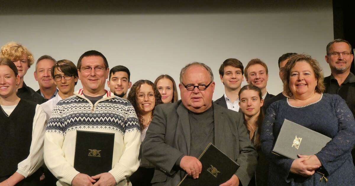 So sehen Sieger aus: Heimatforscher aus dem Enzkreis nehmen Landespreis entgegen - Region ...