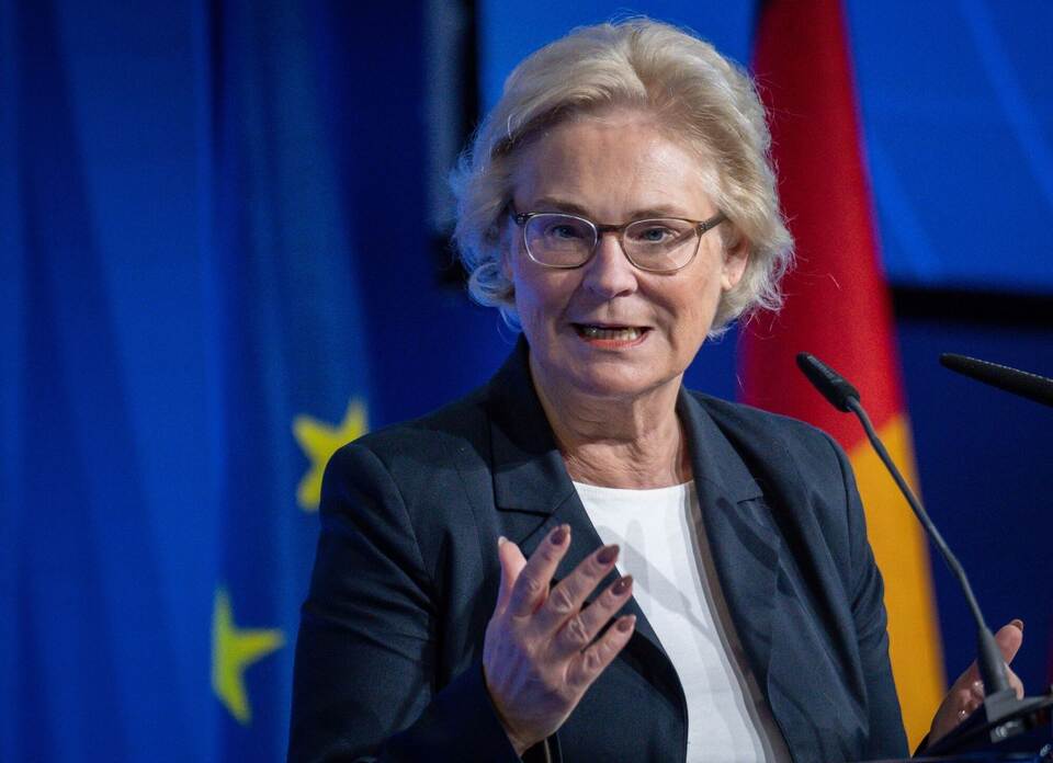 Lambrecht: Bundeswehr wird zur Verteidigung in der Lage sein - Politik ...