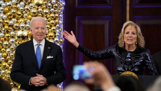 Jill Biden: Joe schreibt mir jedes Jahr ein Gedicht - Show-Biz ...