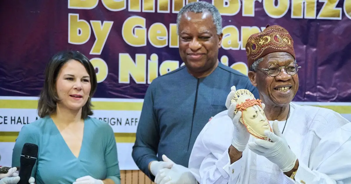 Baerbock und Roth übergeben Benin-Bronzen an Nigeria - Show-Biz ...