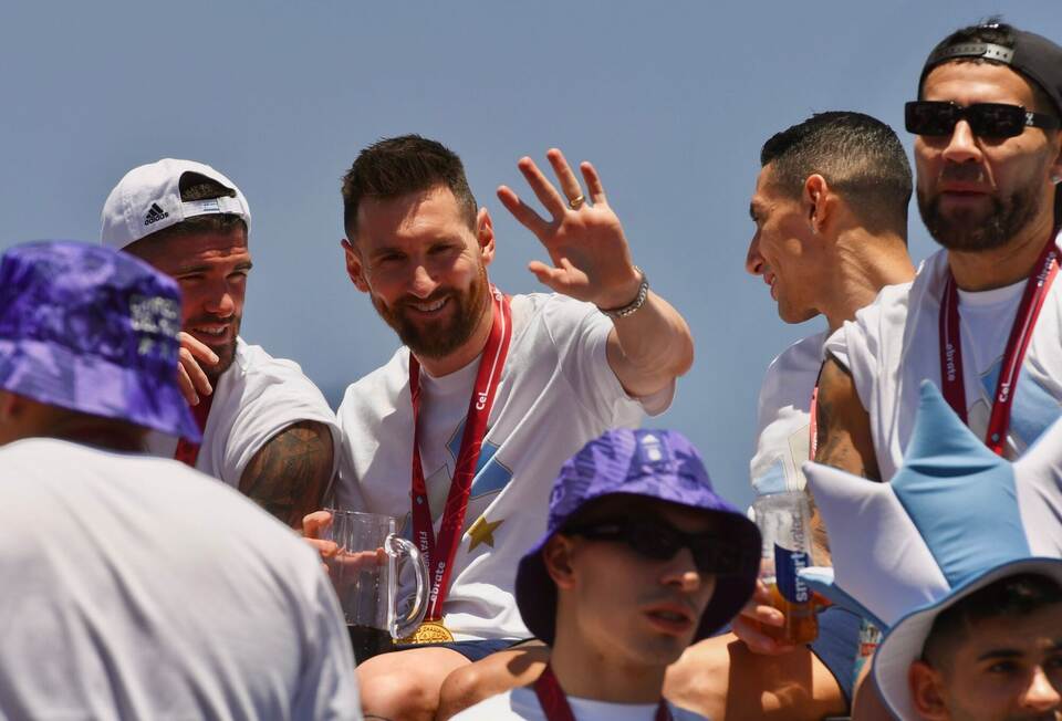 Millionen Fans feiern Messi und Weltmeister in Buenos Aires - Sport ...