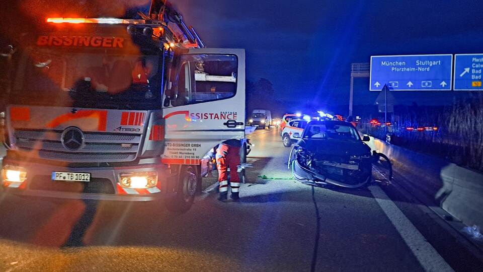 Zwei Auffahrunfälle auf A8 Richtung Karlsruhe: Sechs Autos, vier ...