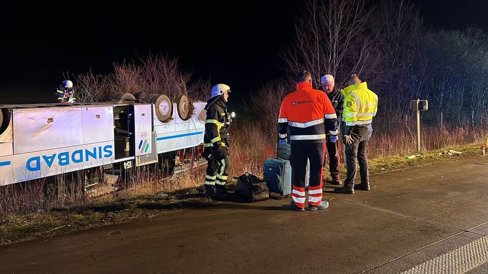 Reisebus auf der A2 umgekippt - 35 Menschen verletzt - Deutschland und ...