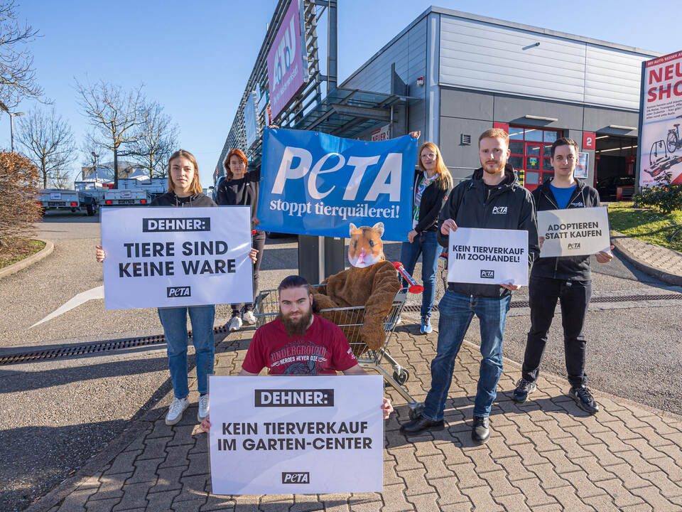Tierschützer zeigen Flagge: Peta demonstriert vor Gartencenter in ...