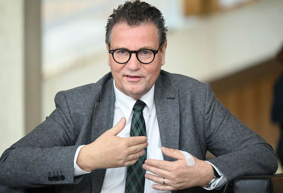 Hauk fordert wegen Klimawandels Umdenken auf dem Bau - Baden ...