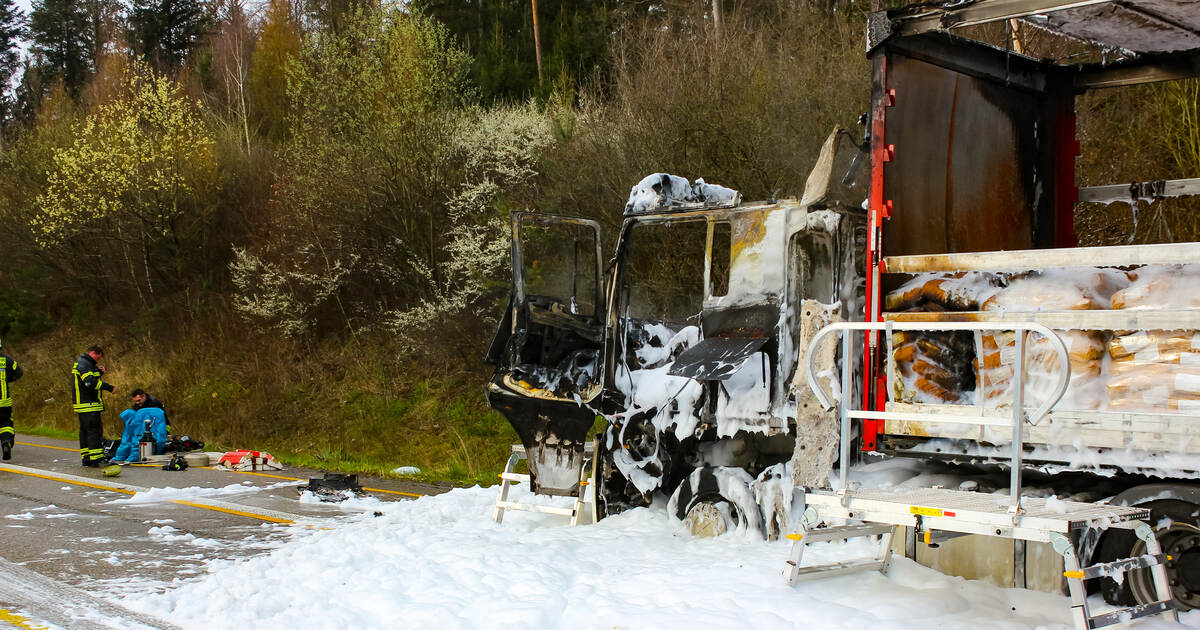 Lkw geht auf A8 in Flammen auf: Sachschaden liegt bei rund 250.000 Euro - Pforzheim ...