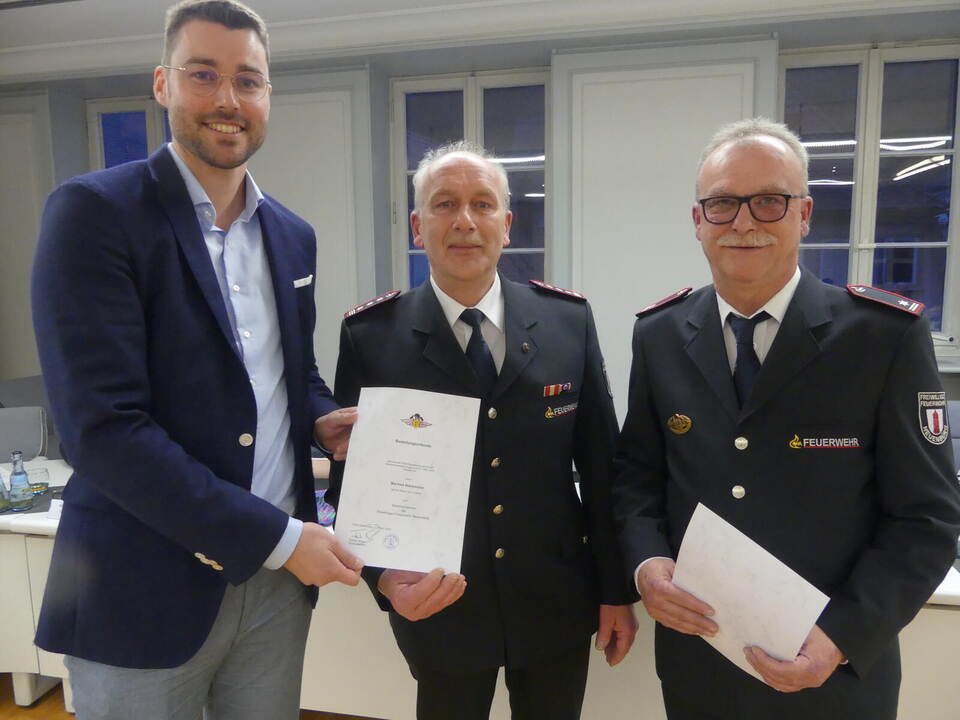 Gesamtkommandant verpflichtet: Kontinuität bei Neuenbürger Feuerwehr ...