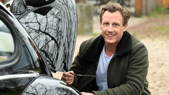 Schauspieler Patrick Kalupa schraubt 15 Jahre an VW Käfer - Show-Biz ...