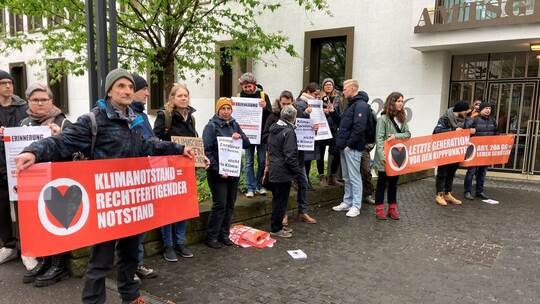 Klimaaktivisten wegen wiederholter Blockade vor Gericht - Baden ...