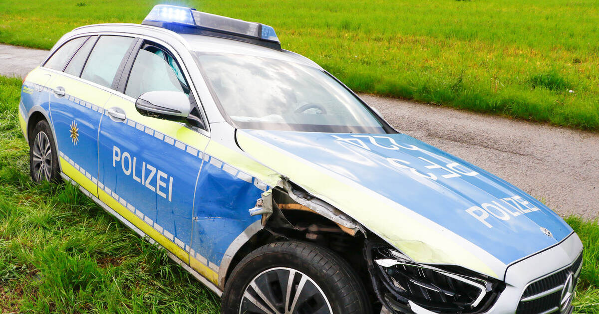 40.000 Euro Schaden und zwei Verletzte nach Unfall mit Polizeiauto bei Pforzheim - Pforzheim ...