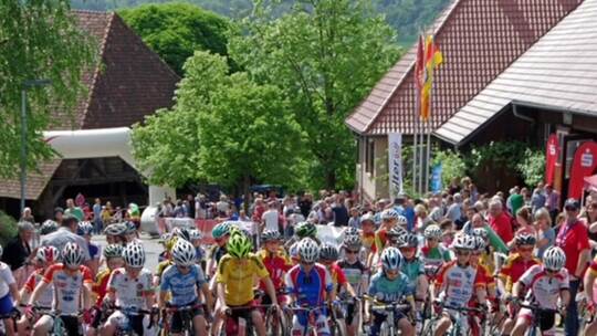 Radsport-Klassiker: In Ellmendingen geht es wieder rund - Sport ...
