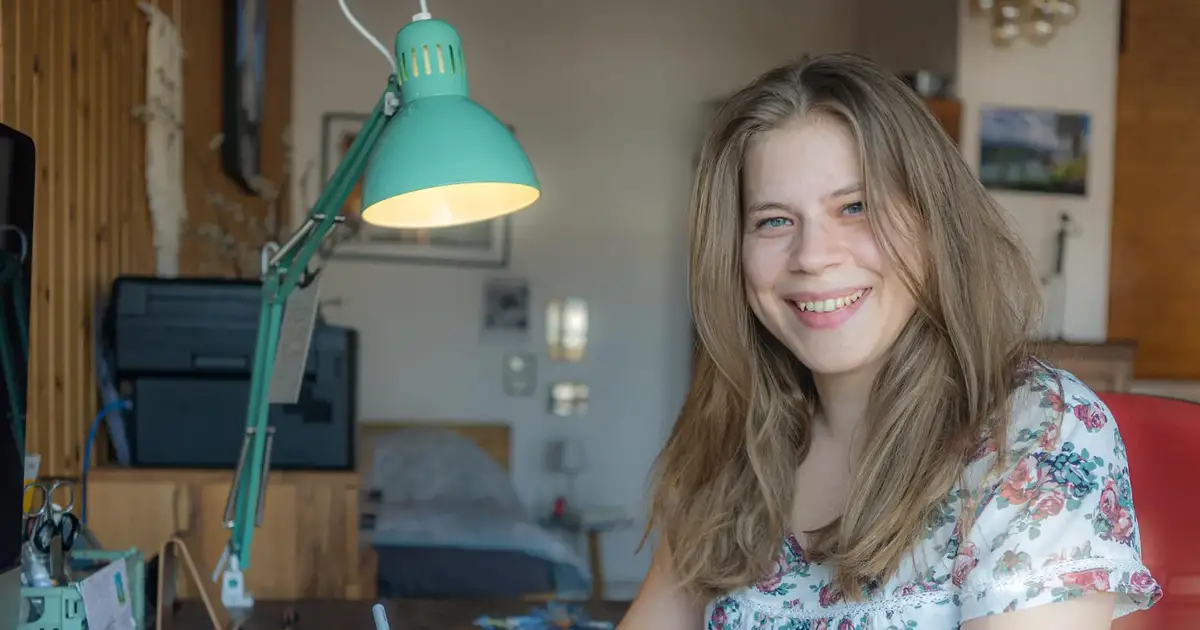 Mit liebevoller Präzision: Künstlerin Anna Eickhoff aus Pforzheim hält ...