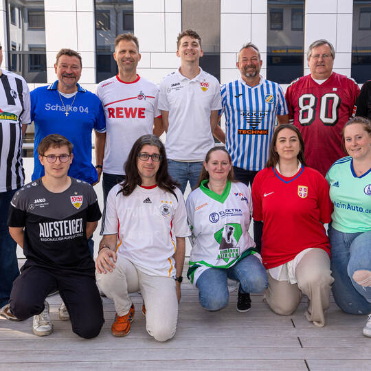 Beste Laune am Trikottag in der PZ-news-Redaktion - PZ-news.de - Nachrichten aus Pforzheim und ...