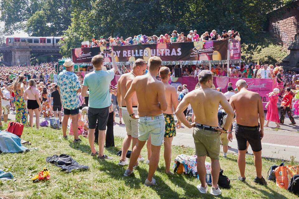 Friedlicher Schlagermove im Hamburger Sonnenschein - Show-Biz / Boulevard - Pforzheimer-Zeitung