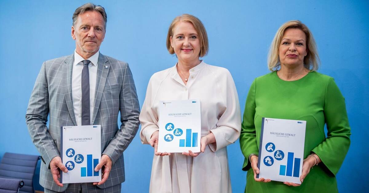 Lagebild häusliche Gewalt: Mehr Täter müssen ausziehen - Politik ...