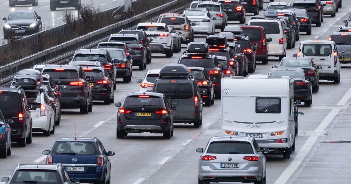 Volle Autobahnen und Staus am kommenden Wochenende erwartet ...