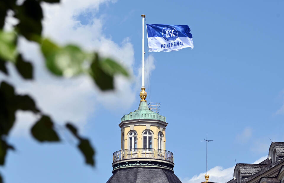 KSC-Fahne über dem Schloss: Karlsruhe darf Flagge zeigen - Baden ...