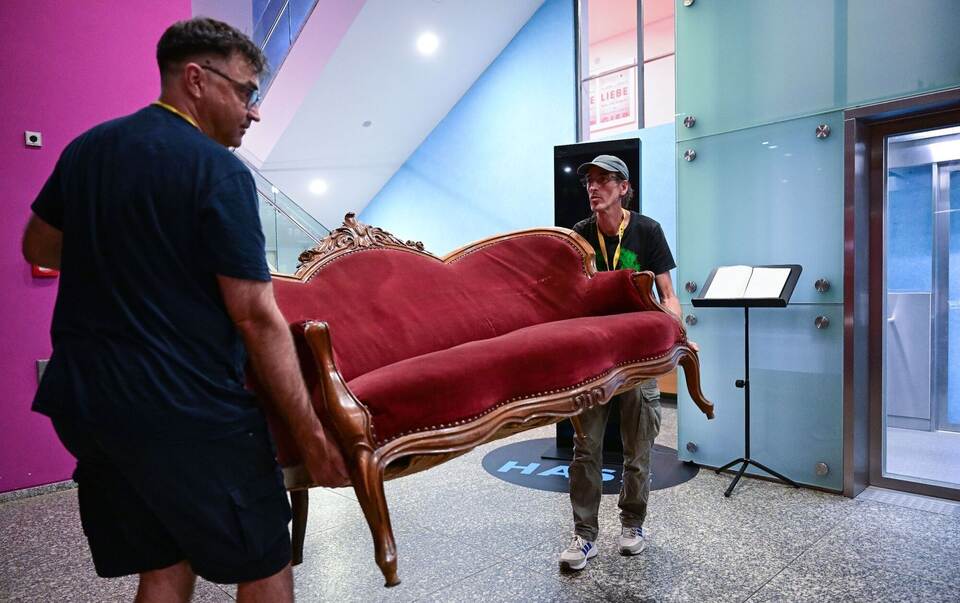 Das Rot der frühen Jahre: Loriot-Sofa im Museum ausgestellt - Baden ...