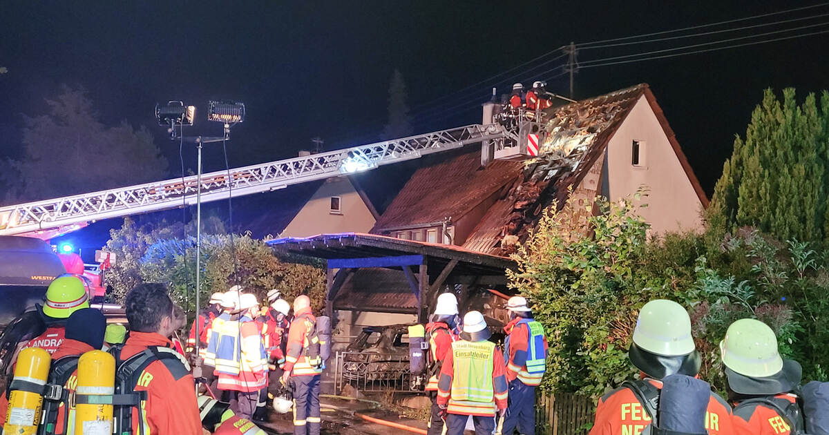 Nächtlicher Brand in Neuenbürg: zwei Feuerwehrmänner verletzt - Region - Pforzheimer-Zeitung