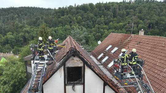 Brand in Dachgeschoss an Würmer Hauptstraße gelöscht: Lötarbeiten waren möglicherweise Auslöser ...