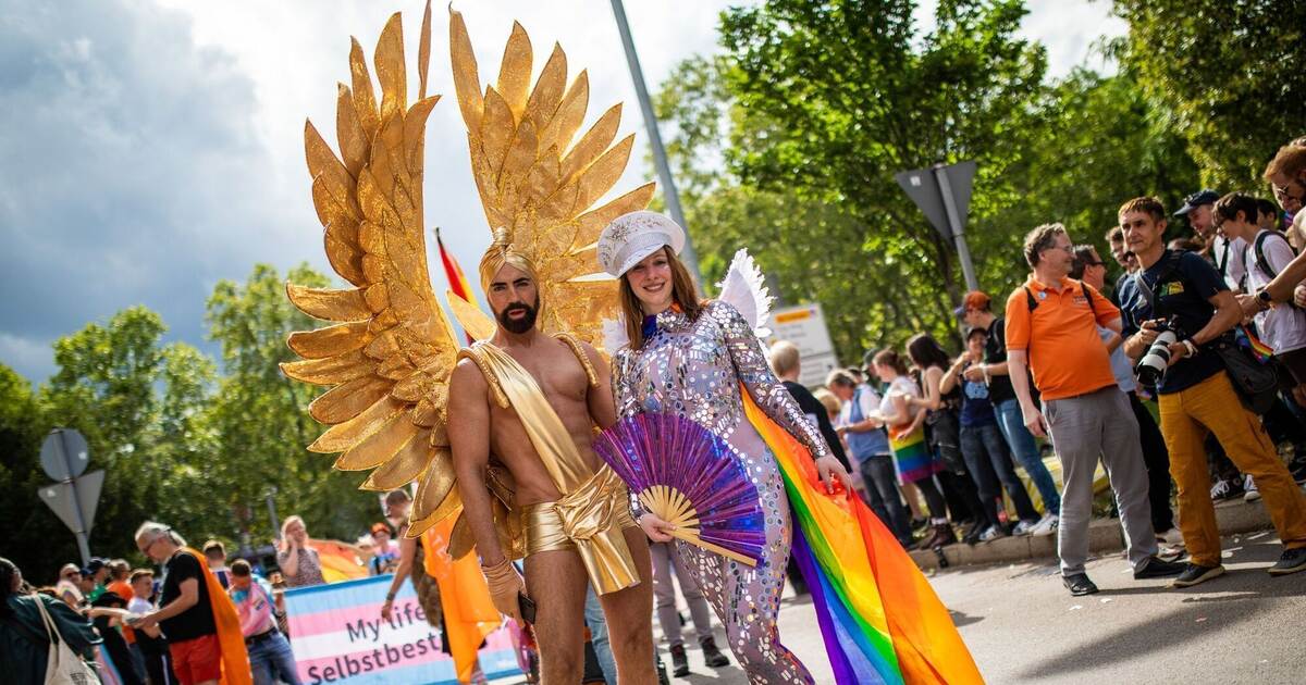 Bunt gegen Hass: Zehntausende feierten CSD in Stuttgart - Baden-Württemberg - Pforzheimer-Zeitung