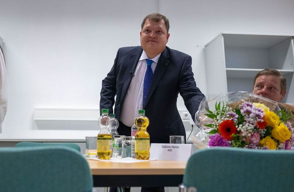 AfD-Politiker als Landrat und Bürgermeister vereidigt - Politik ...