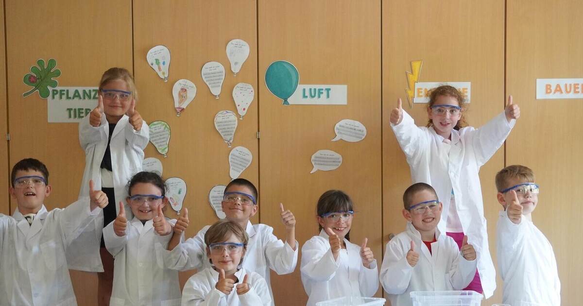 Birkenfelder Grundschüler testen mit Laborkittel und Schutzbrillen das ...