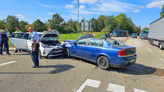 Rettungshubschrauber: Unfall zwischen Bretten und Knittlingen fordert fünf Verletzte - Region ...