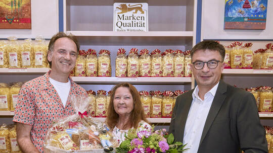 Das Oechsle Fest bringt Glück: Pforzheimerin erhält Hauptgewinn ...